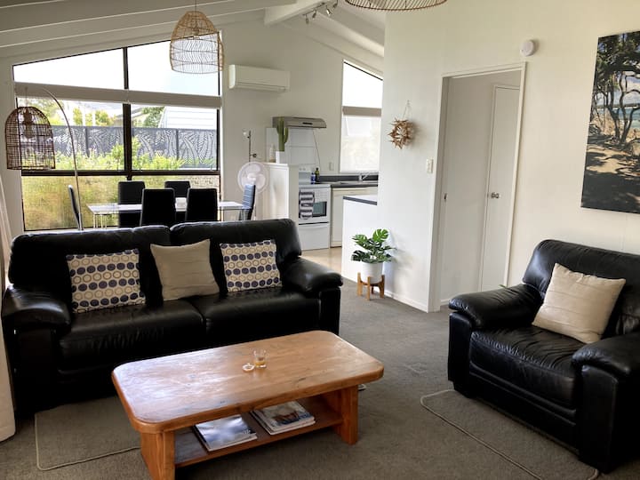 Waves In Whangamata - Two Bedrooms - Whangamatā