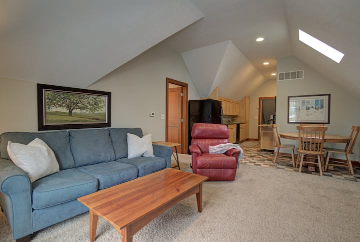 Cozy Upper Level Apartment - Walkable Holland Neighborhood - Holland