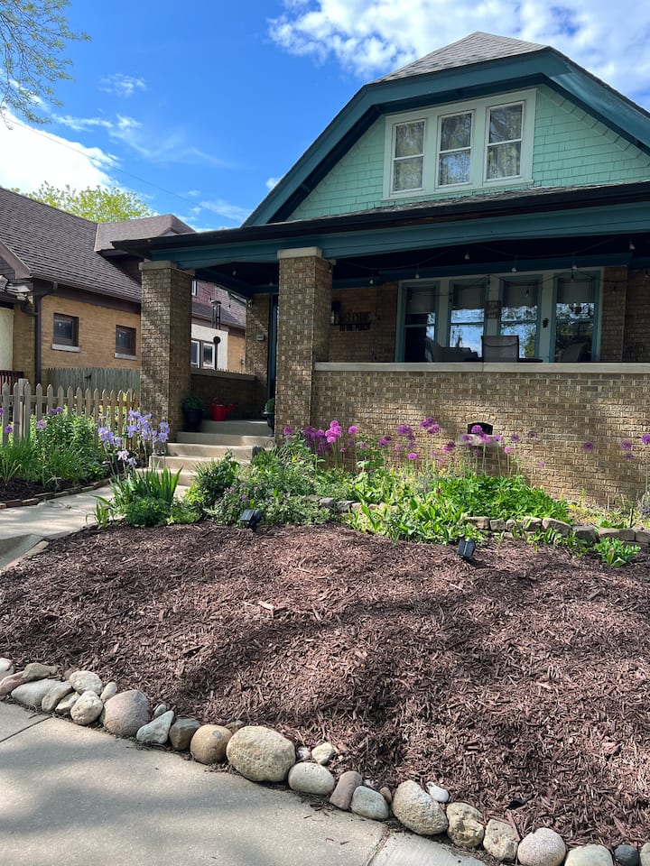 Best Bungalow Riverwest! Parking & Pet Friendly - Milwaukee, WI