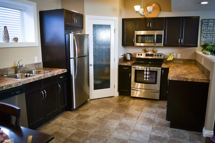 Adorable 3 Bed Suite With Parking, Wifi & More - Grande Prairie