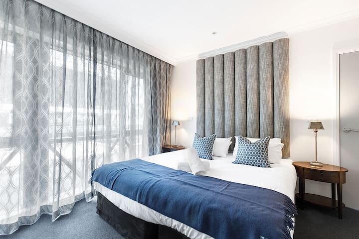 Metro King Size Two Bedroom With Balcony & Pool - Melbourne
