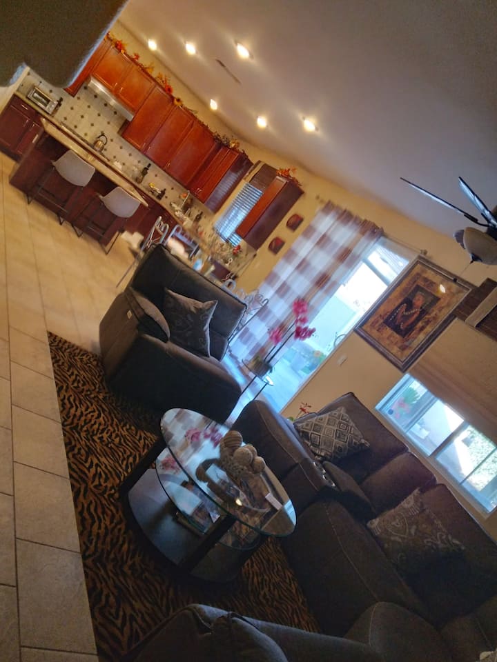 Cheerful 4-bedroom Residential Home With Fireplace - Perris, CA