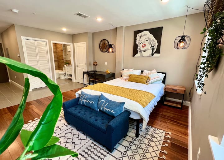 Modern Styles King Bed In Center City Of Philly - Fairhill - Philadelphia