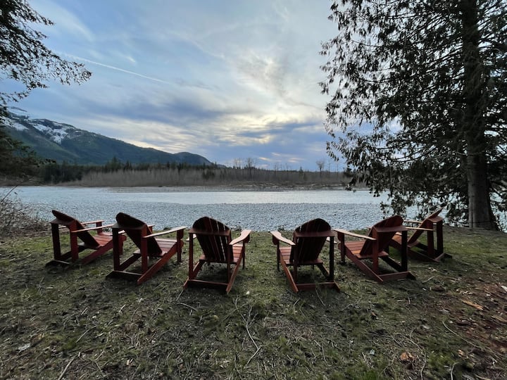 Luxury Riverfront Getaway W/ Hot Tub & Game Room - Wallace Falls State Park, Gold Bar