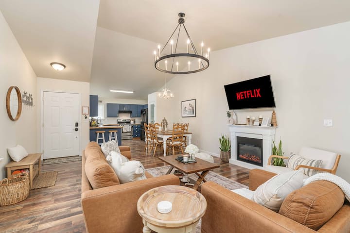 Hot Tub | King Suite| 8 Min Downtown - Coeur d'Alene, ID