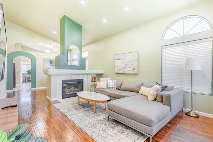 ★ Cheerful & Bright 3 Br Home In  Elk Grove ★ - Vineyard, CA