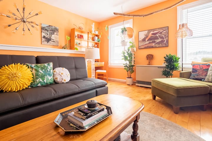 Postmodern Penthouse - 1 Min Walk Dining + Shops - Vermont