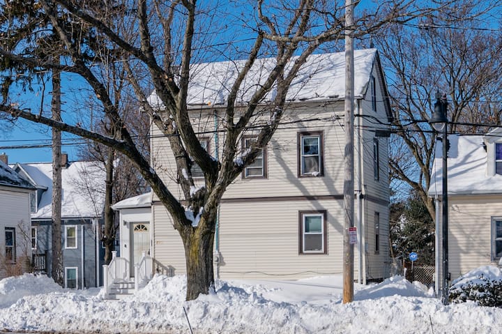 5 Bed Boston Home With Free Parking - Boston, MA