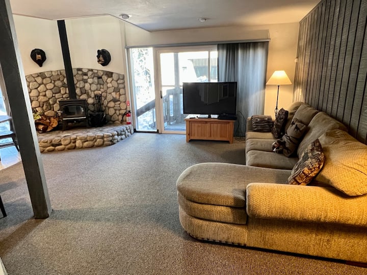 Central Mammoth 2 Bedroom - Sleeps 5 - Mammoth Lakes, CA