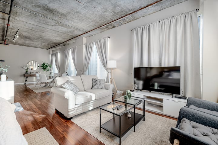 Loft. Sleeps 2. 1gb Internet. Parking. - Edmonton