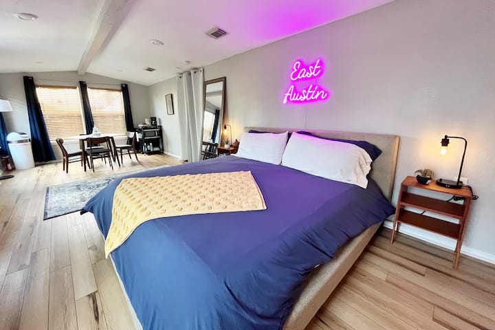 Bungalow With Comfy King-size Bed In East Austin - Austin, TX