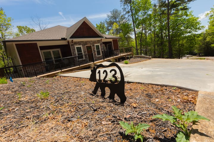 Stunning New Chic Chalet - Bavaria King Suite - Helen, GA