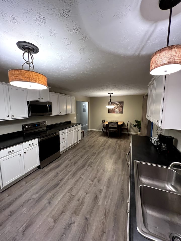 Comfortable Three Bedroom Two Bath In Town - Elizabethtown, KY