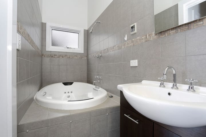 Cheerful 4-bedroom Townhouse With Parking On Site - Dandenong