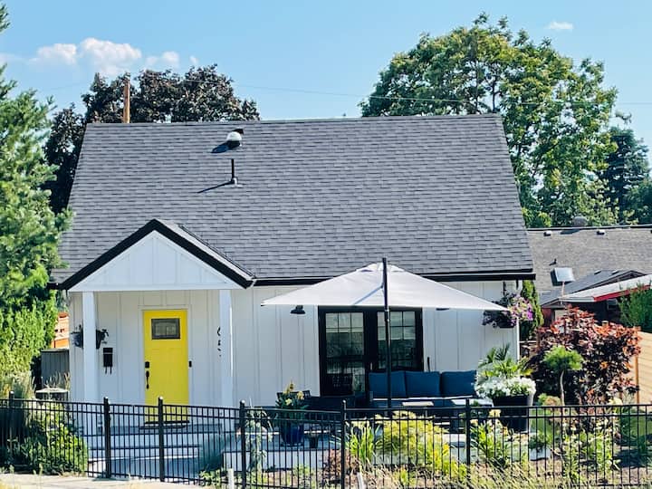 Knox Lakeside Bungalow - Kelowna