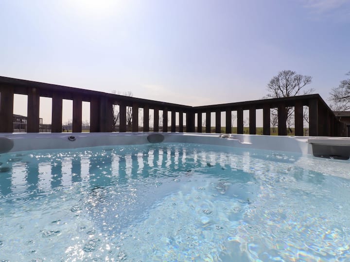Suffolk Oasis Getaway Holiday Lodge With Hot Tub - Norfolk