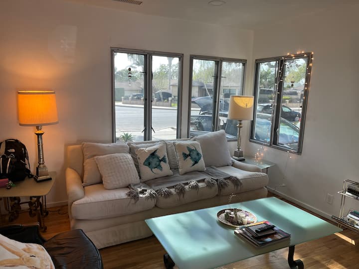 Seaside Bungalow Mid-town Ventura: Near Pierpont - Ventura, CA