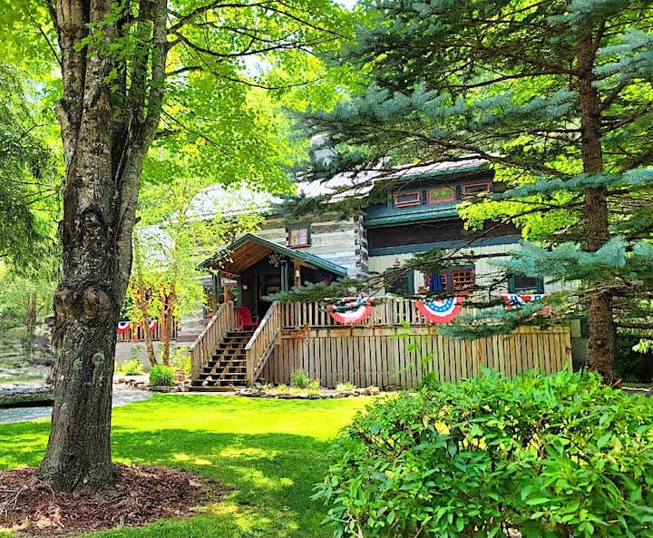 Cheerful, Spacious, Mountain Home -Sleeps 7 - Banner Elk, NC