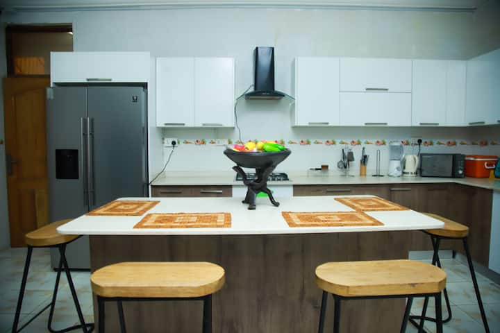 Spacious Kingsize Brm With Outdoor Bar&pool, Wifi - Ghana