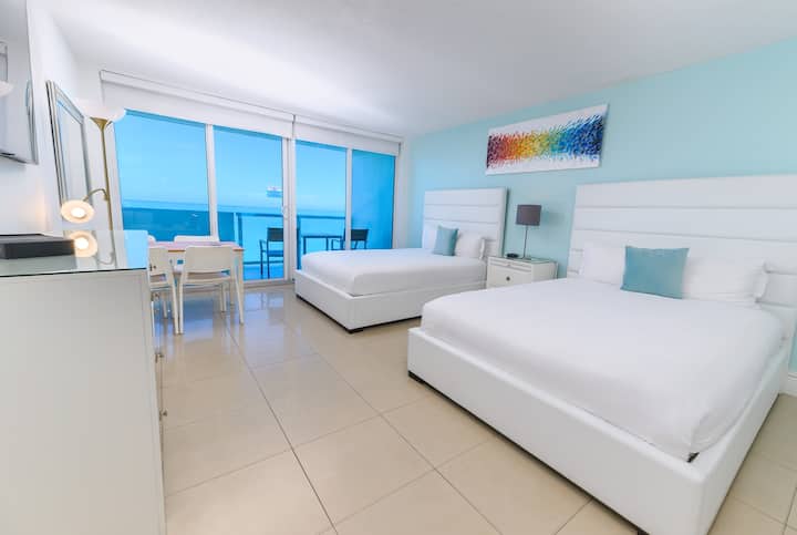 High-floor Ocean Views | Balcony + Free Parking - Miami Beach