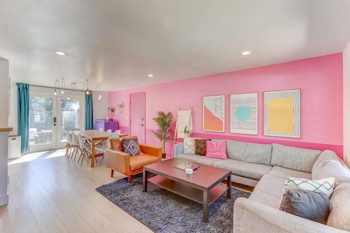 Spacious 5-bedroom Retreat | Hot Tub | Games - Lakewood, CO