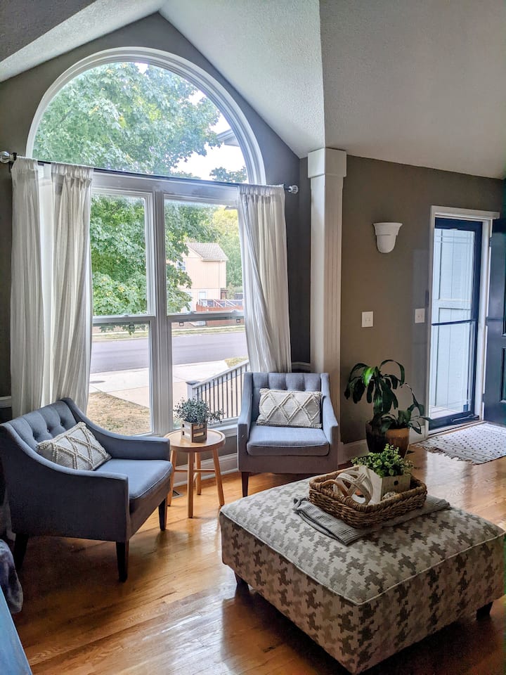 Comfy Family Home With Playroom - Olathe