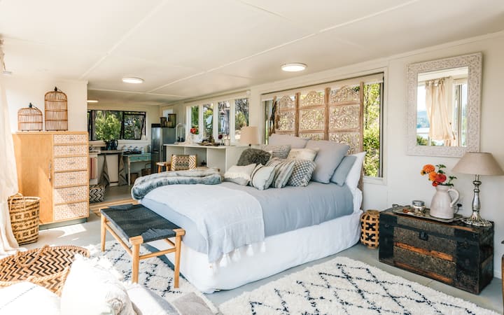 Wild Bay Suncastle Studio - Waiheke Island