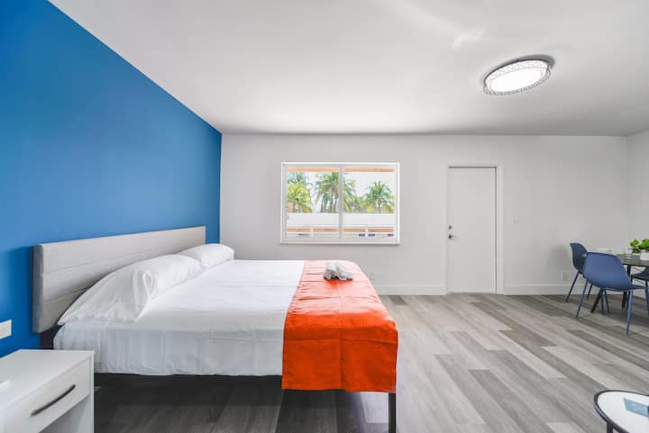 Beach Retreat Steps From Beach - W/parking! - Hollywood, FL