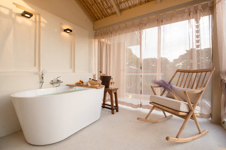 Charming Moon Bath Suite In The Heart Of Chiangmai - Chiang Mai