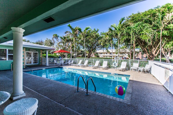 Beach Studio Steps To The Ocean - Deerfield Beach, FL