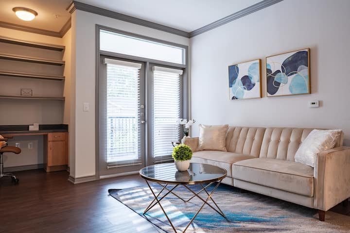 Chic Living - Houston, TX