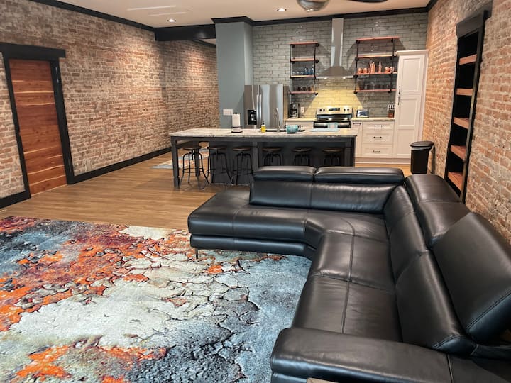 1886 Downtown Loft Apartment On Main Street - McMinnville, TN