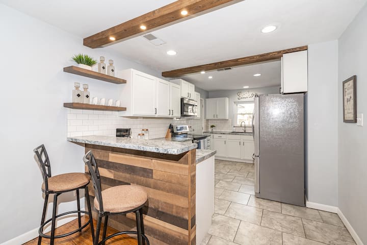 Charming 2 Bedroom Sobro Bungalow - Castleton, IN