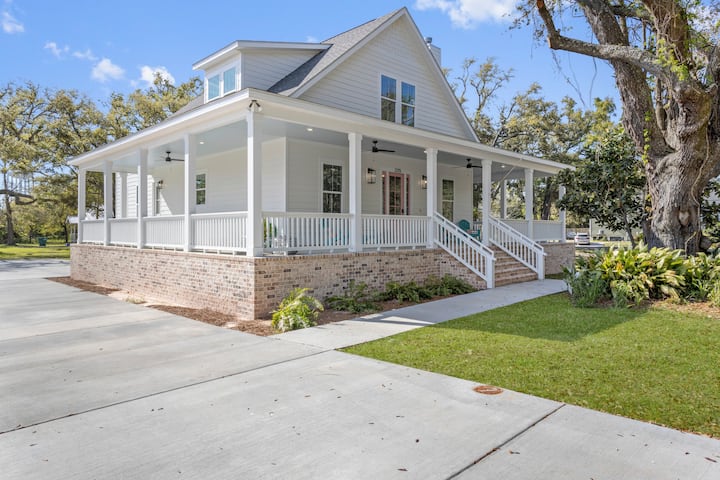 Coastal Jewel Spacious Beach Home Steps To Sand - Biloxi, MS