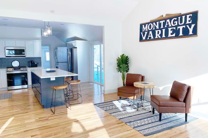 White Lake View Bright Newly Renovated Cottage - Montague, MI