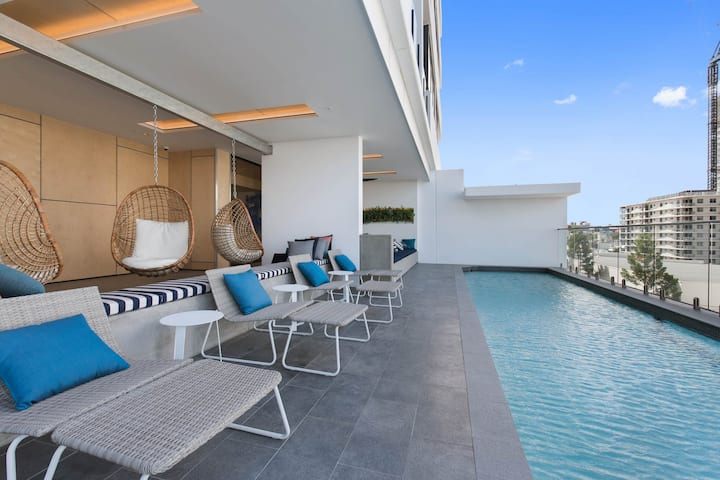 Location, View & Pool! 24th Floor Apt W King Bed - Australia