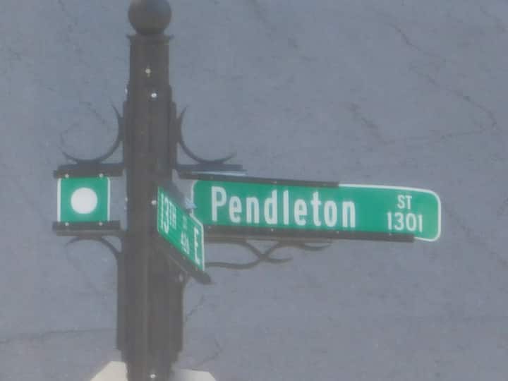 Cozy Studio Apartment On Pendleton| Great Location - Cincinnati Zoo & Botanical Garden, Cincinnati