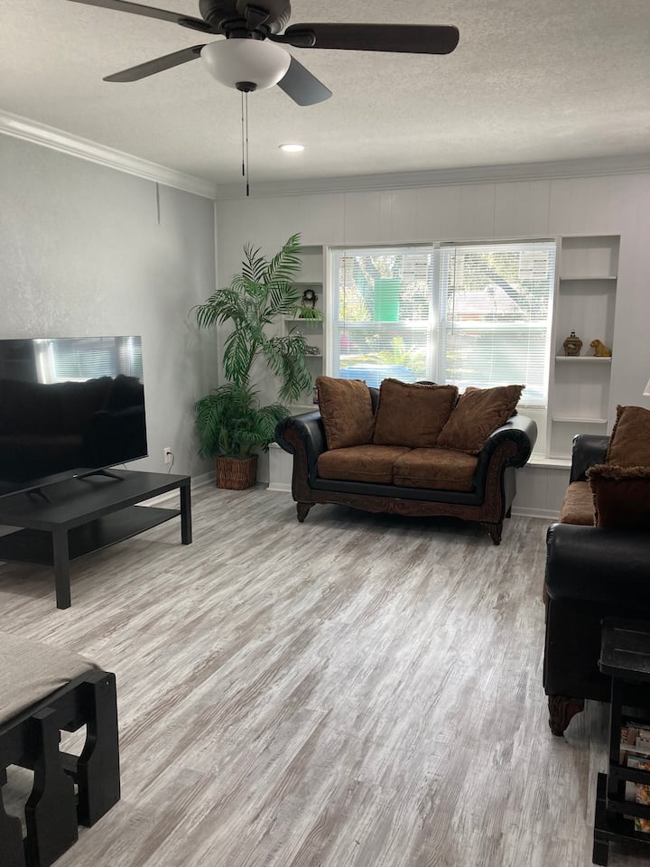 Warm And Cozy Home In Quite Neighborhood - Weeki Wachee, FL