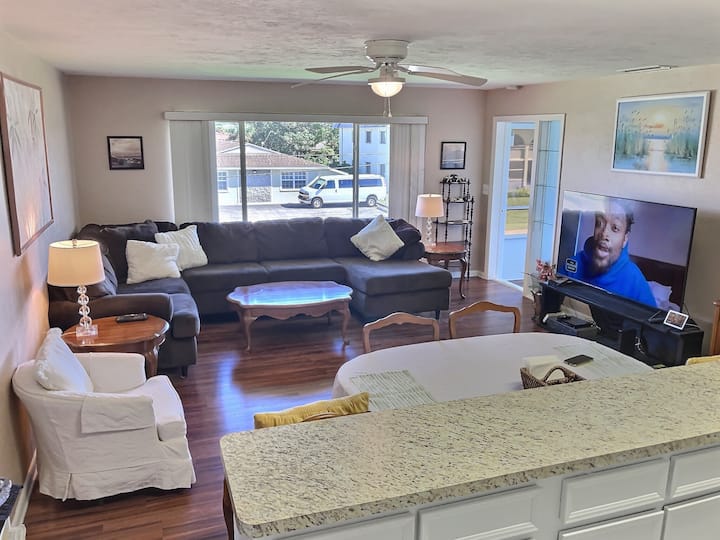 Paradise On The Water,with 30 Ft. Boat Slip/lift - Cape Coral, FL