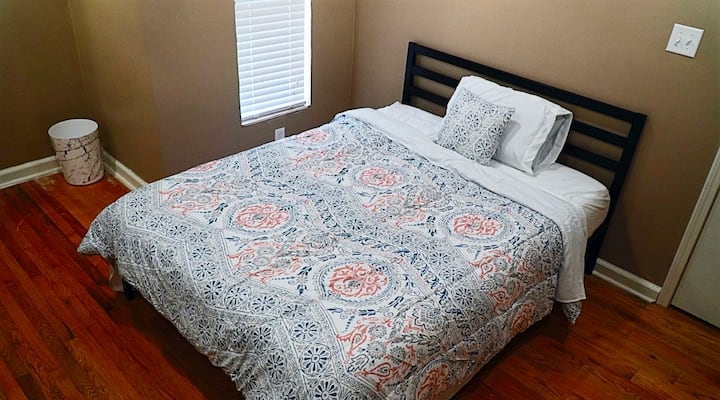 Peaceful Private Bedroom In A Central Place - Knoxville, TN