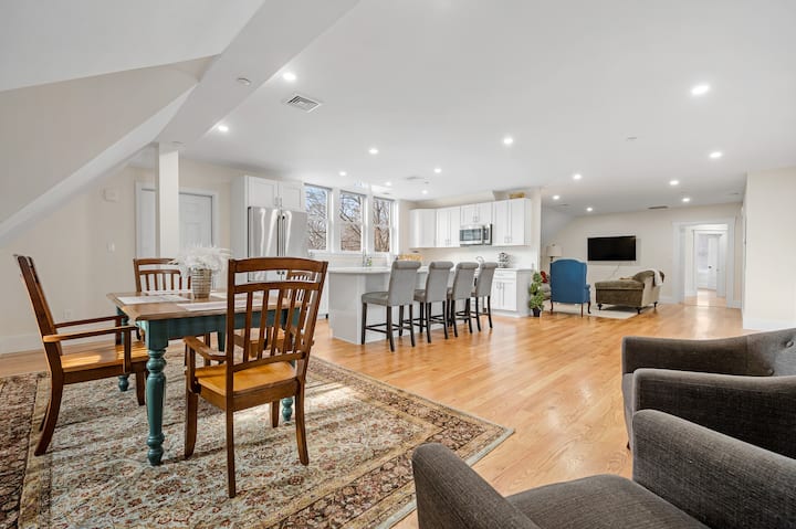 Bright And Spacious 2br/2bath Condo With Parking - Worcester, MA