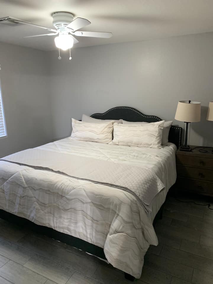 2 Bedroom Unit In Quiet Family Neighborhood. - Mesa, AZ