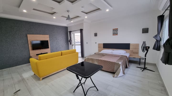 Jaune Superbe Studio Au Rooftop, Avec Vue Magique - Abidjan