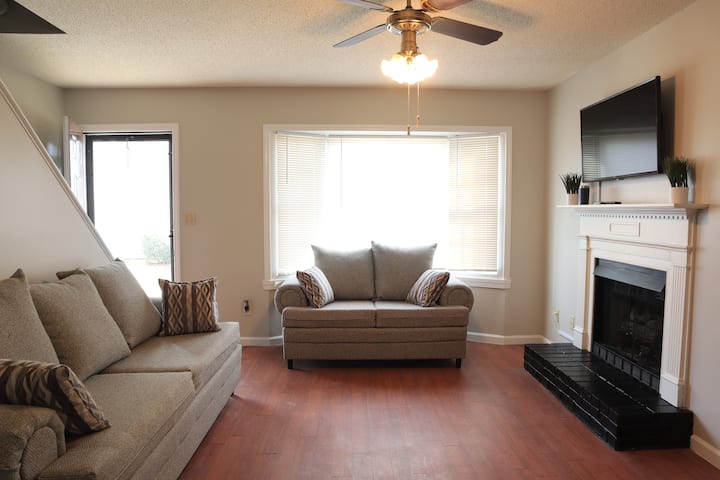 Cozy 2-bedroom Townhouse Close To Everything - Greenville, NC