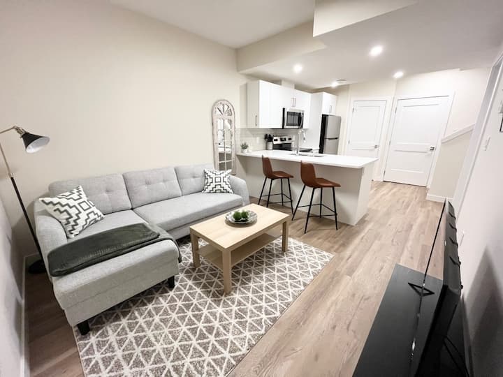 Exceptional 1 Bdrm Suite! Kg Bed, 4 Guests! - Edmonton