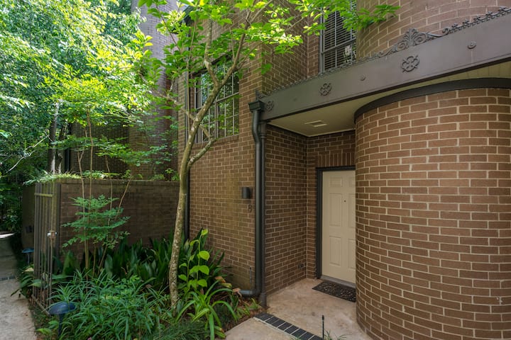 Memorial Park Gem • 2-car Garage • Cul-de-sac - Houston, TX
