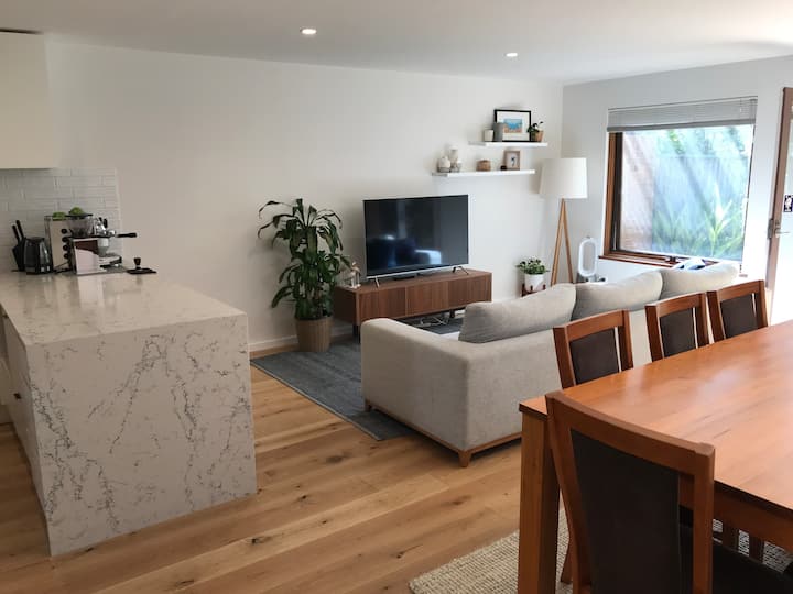 Spacious, Modern Unit Just Minutes From The Cbd - Adelaide