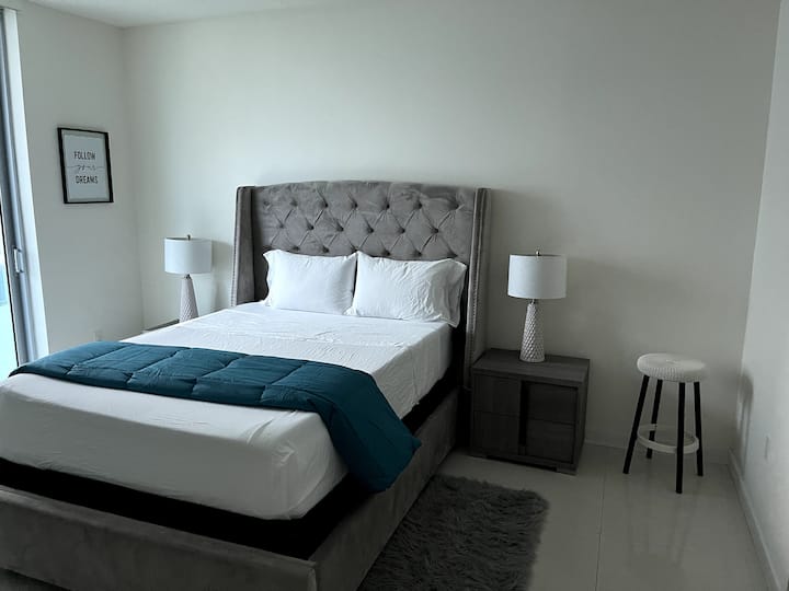 2-bedroom + Den Condo With Amenities - Miami