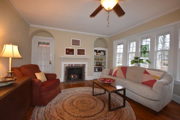 Cozy 3 Bedroom Bungalow W/ Indoor Fireplace - Cleveland, OH