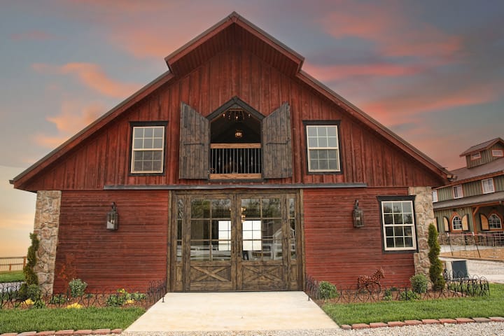 Unique Renovated Horse Barn - Belton, MO